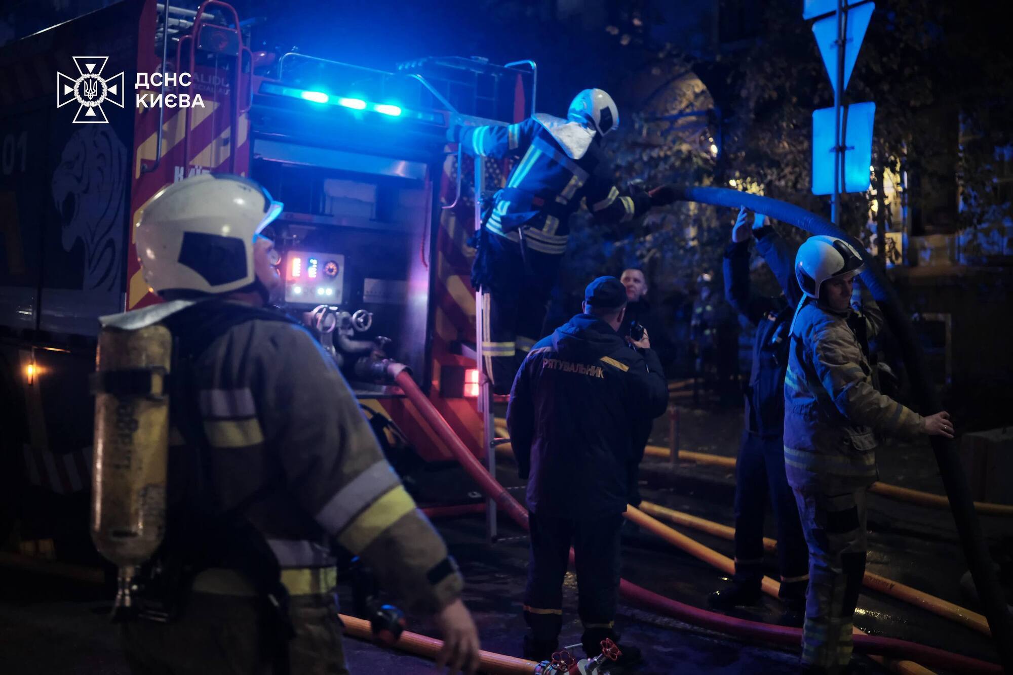 У центрі Києва ввечері спалахнула пожежа в багатоповерхівці: працюють понад 100 рятувальників ...