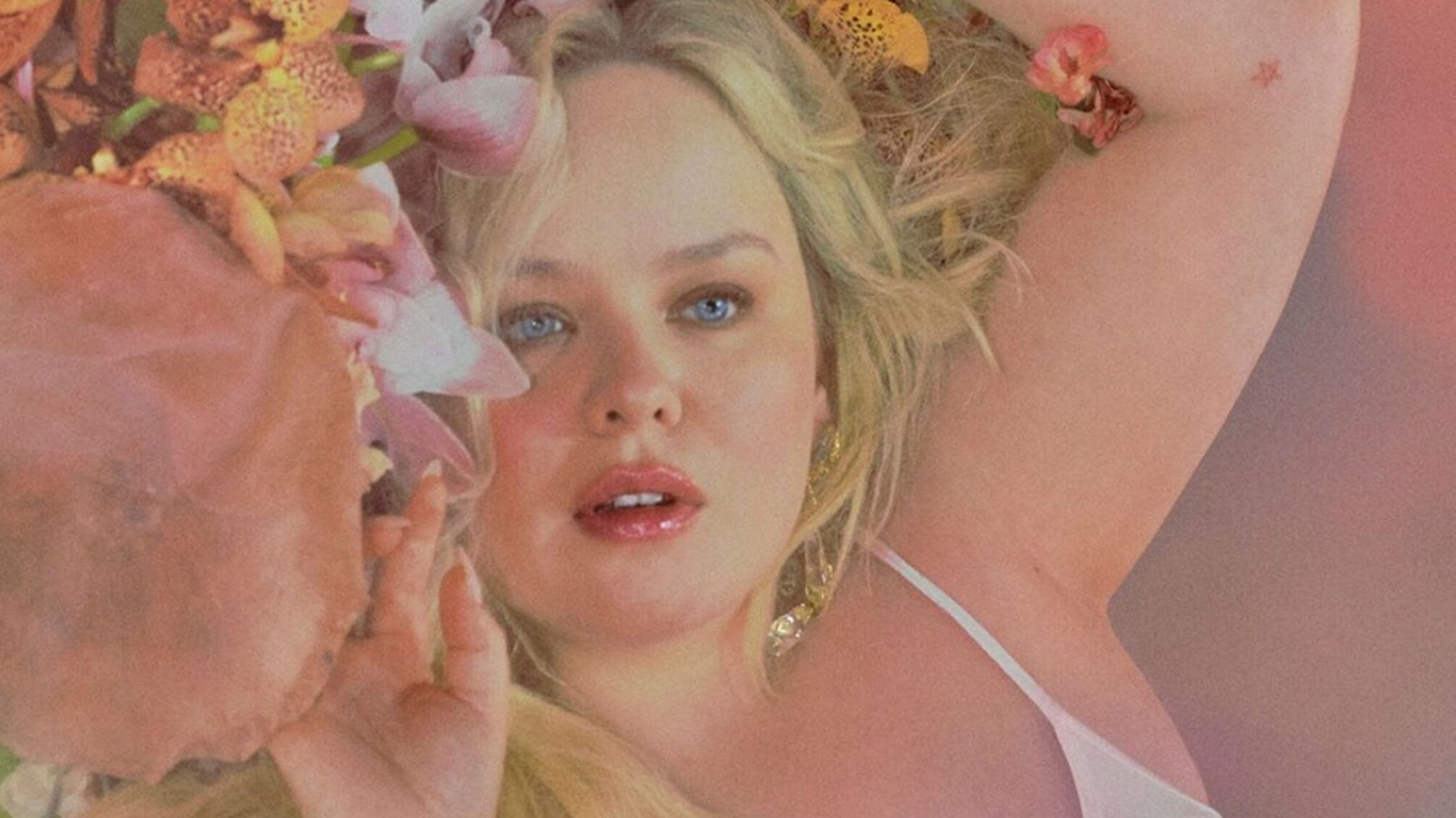 Звезда ''Бриджертонов'' Никола Кохлан стала моделью бренда Ким Кардашьян - Life - StopCor