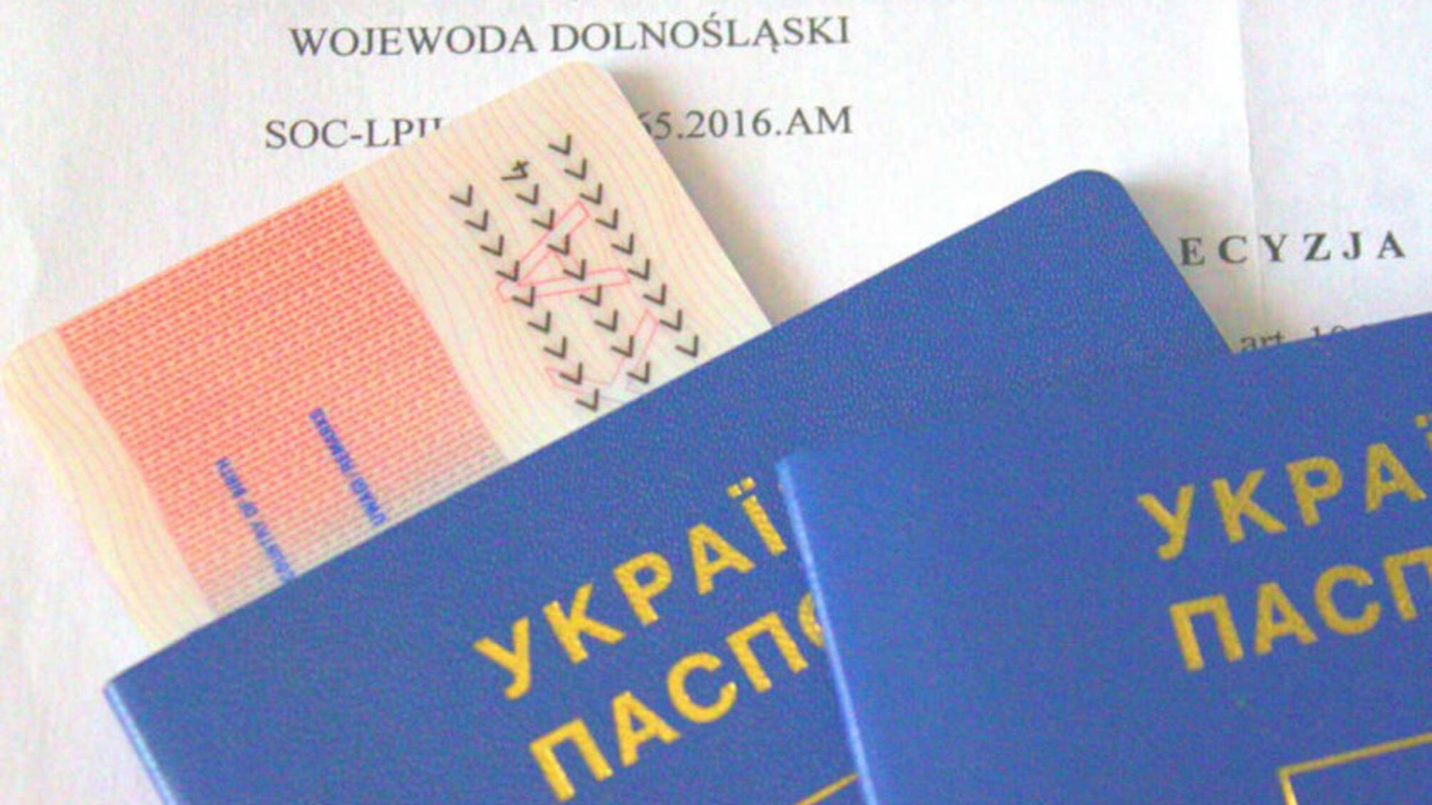 Польща продовжила легальне перебування українців до 2026 року: нові правила карти побиту CUKR