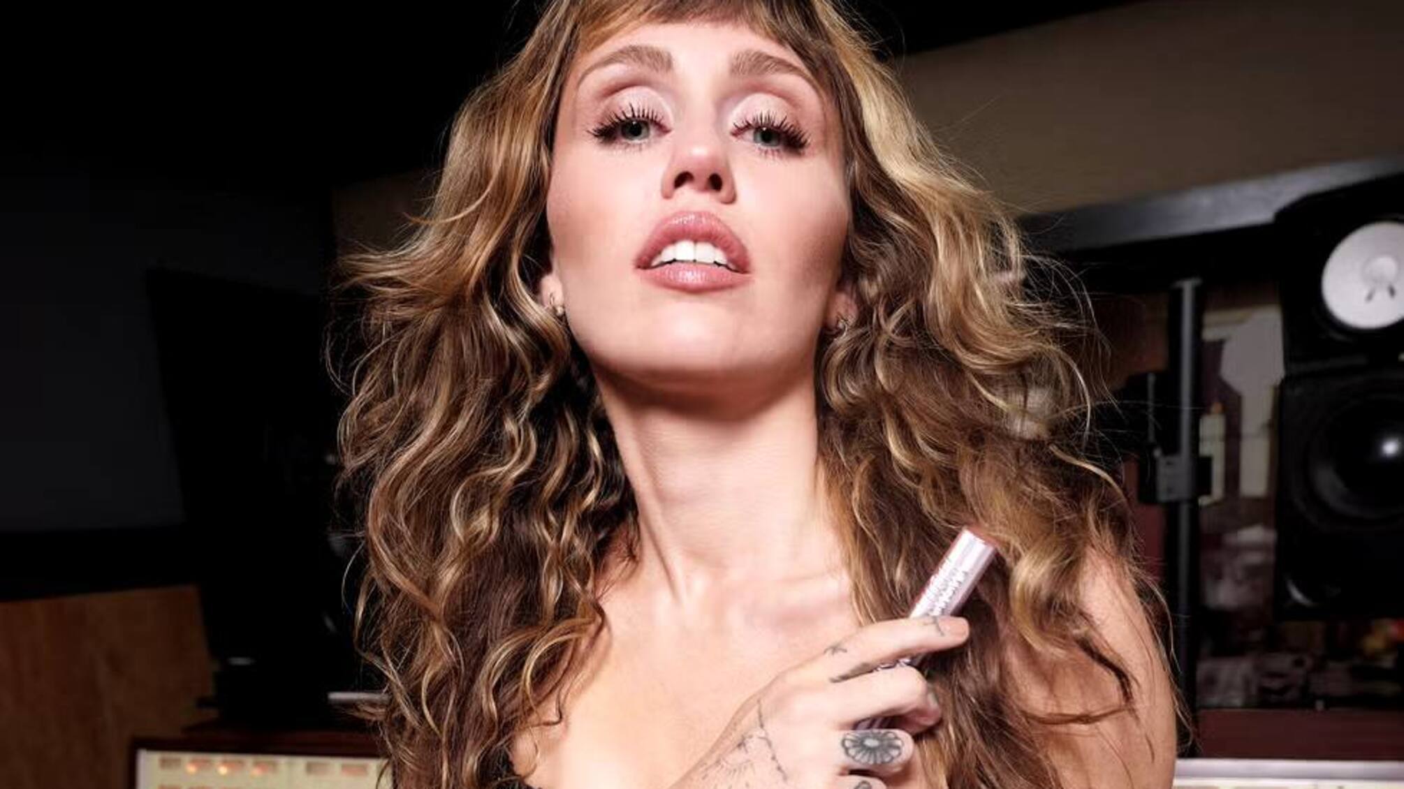 Майлі Сайрус стала новим глобальним амбасадором Maybelline New York - Life - StopCor